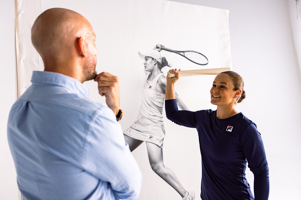 L'artiste Ashvin Harrison sort des lignes avec Ash Barty pour l'Open d ...