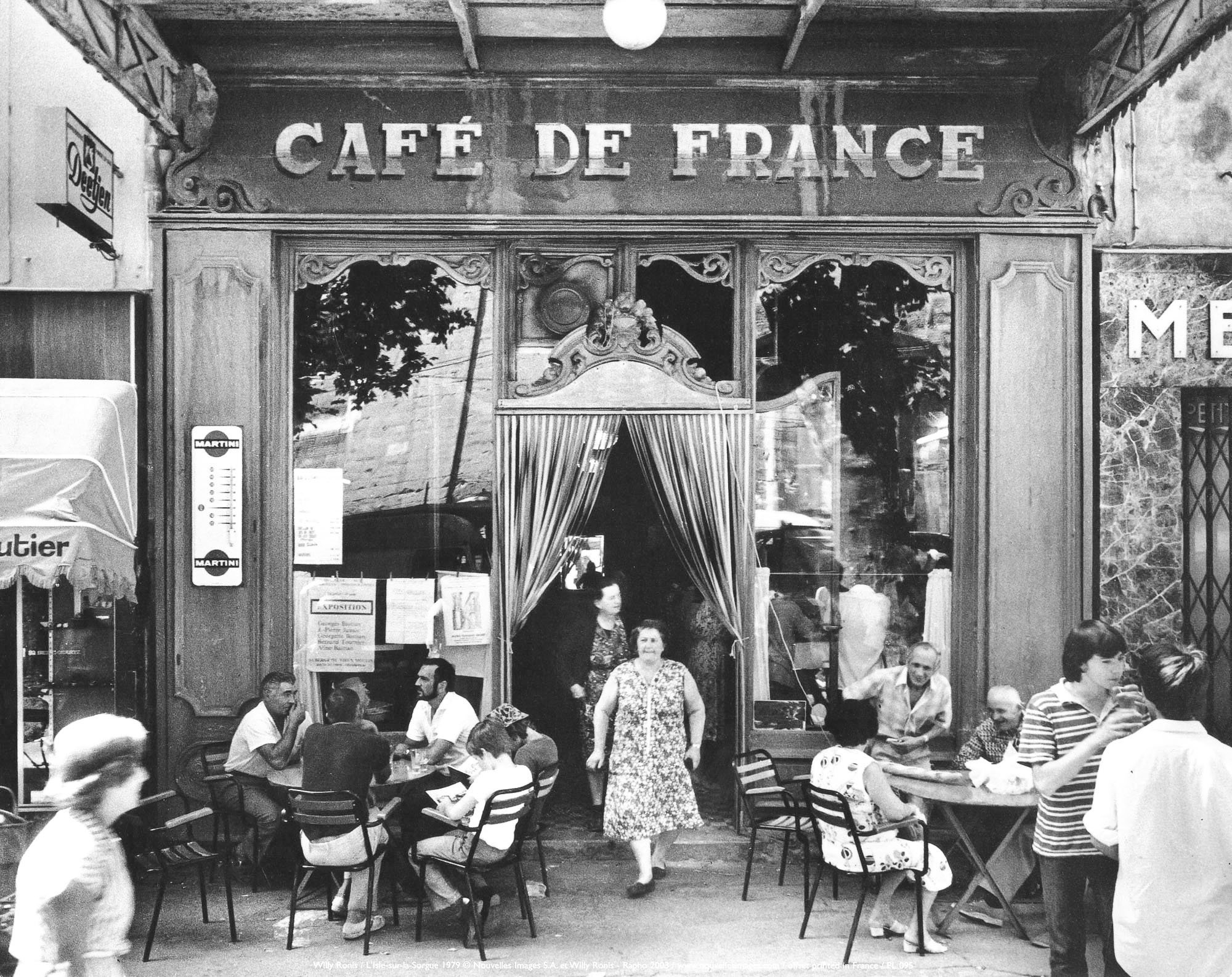 Exploration du charme de Garçon de café par Willy Ronis