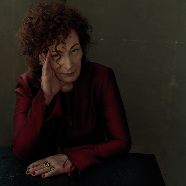 Explorando Autorretrato con los Ojos Vueltos Hacia Dentro de Nan Goldin