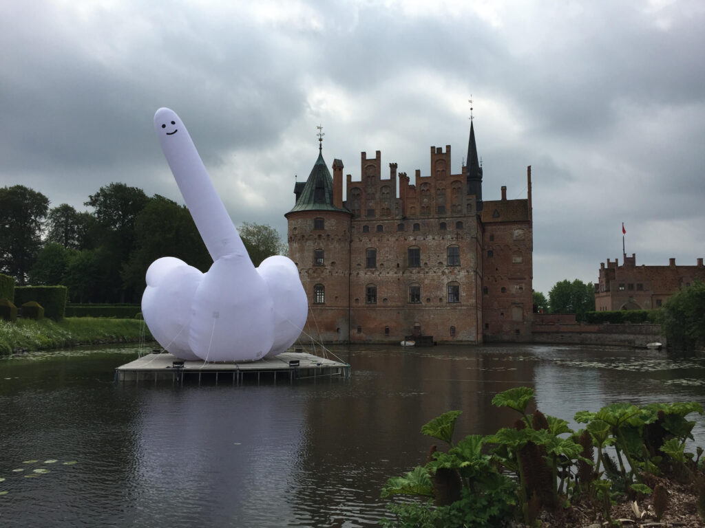 Swan de David Shrigley : une plongée décalée dans l'absurdité