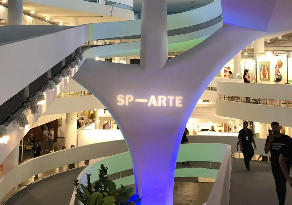 Feria de arte famosa: SP-Arte en São Paulo, Brasil