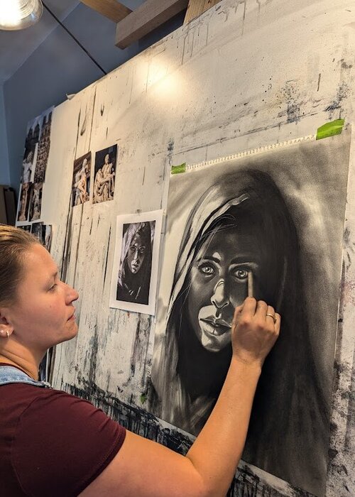 Because He Lives di Lindsay Siemers (2025): Disegno a Carbone su Carta ...