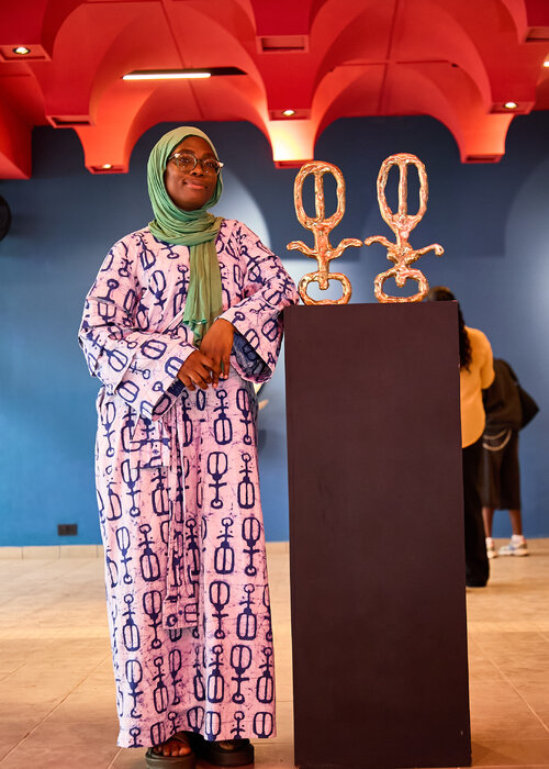 Haneefah Adam: 画家, テキスタイルアーティスト, 版画家, 彫刻家, ビジュアルアーティスト (ナイジェリア) - Singulart