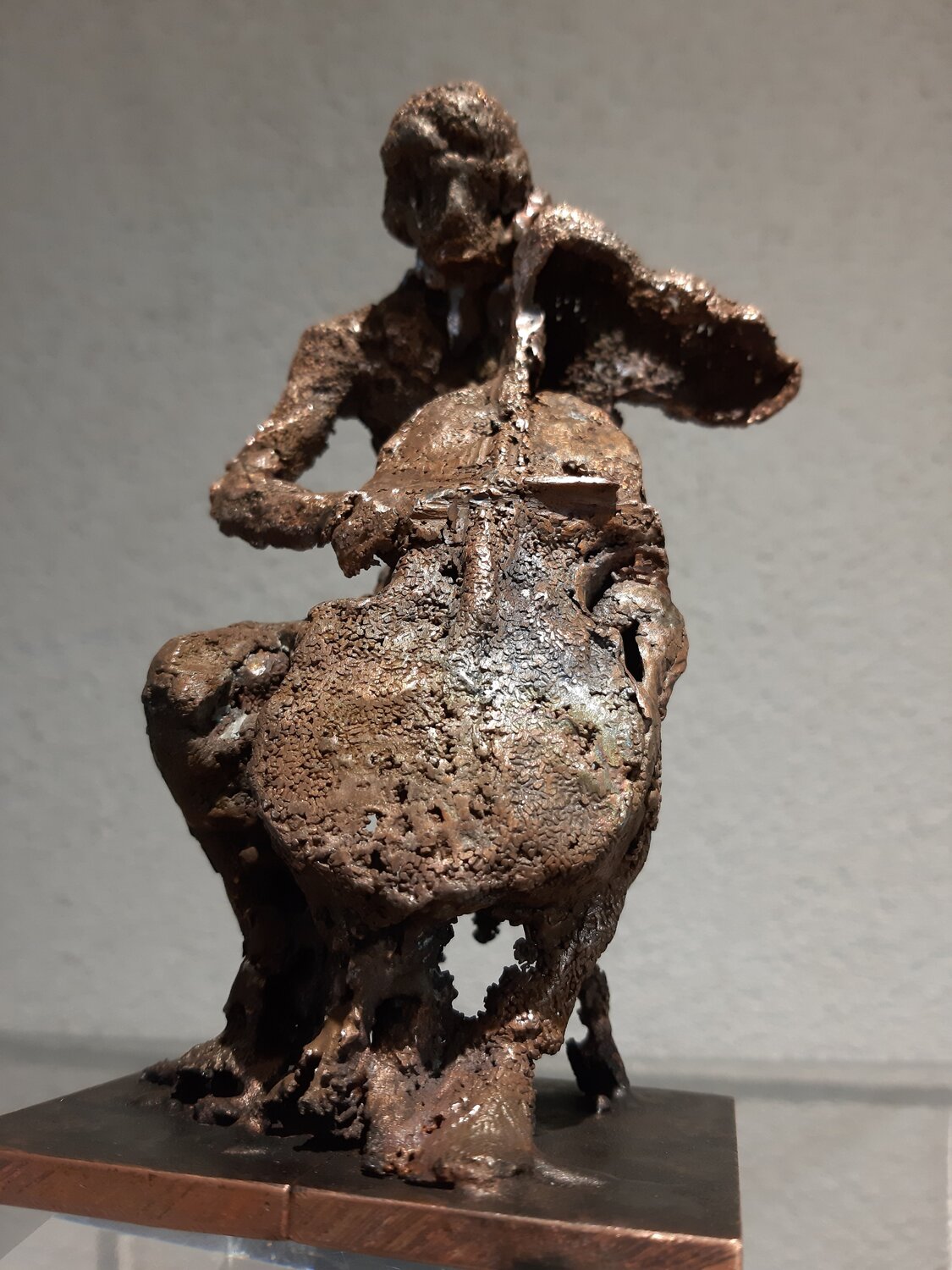 Le violoncelliste by Gilles Candelier (2022) : Sculpture Bronze - Singulart