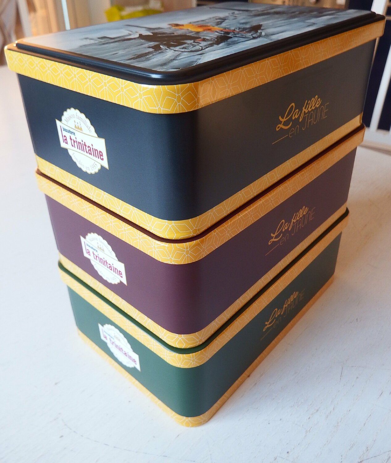 4 coffrets de biscuits Collection "La fille en jaune" disponibles dans ...