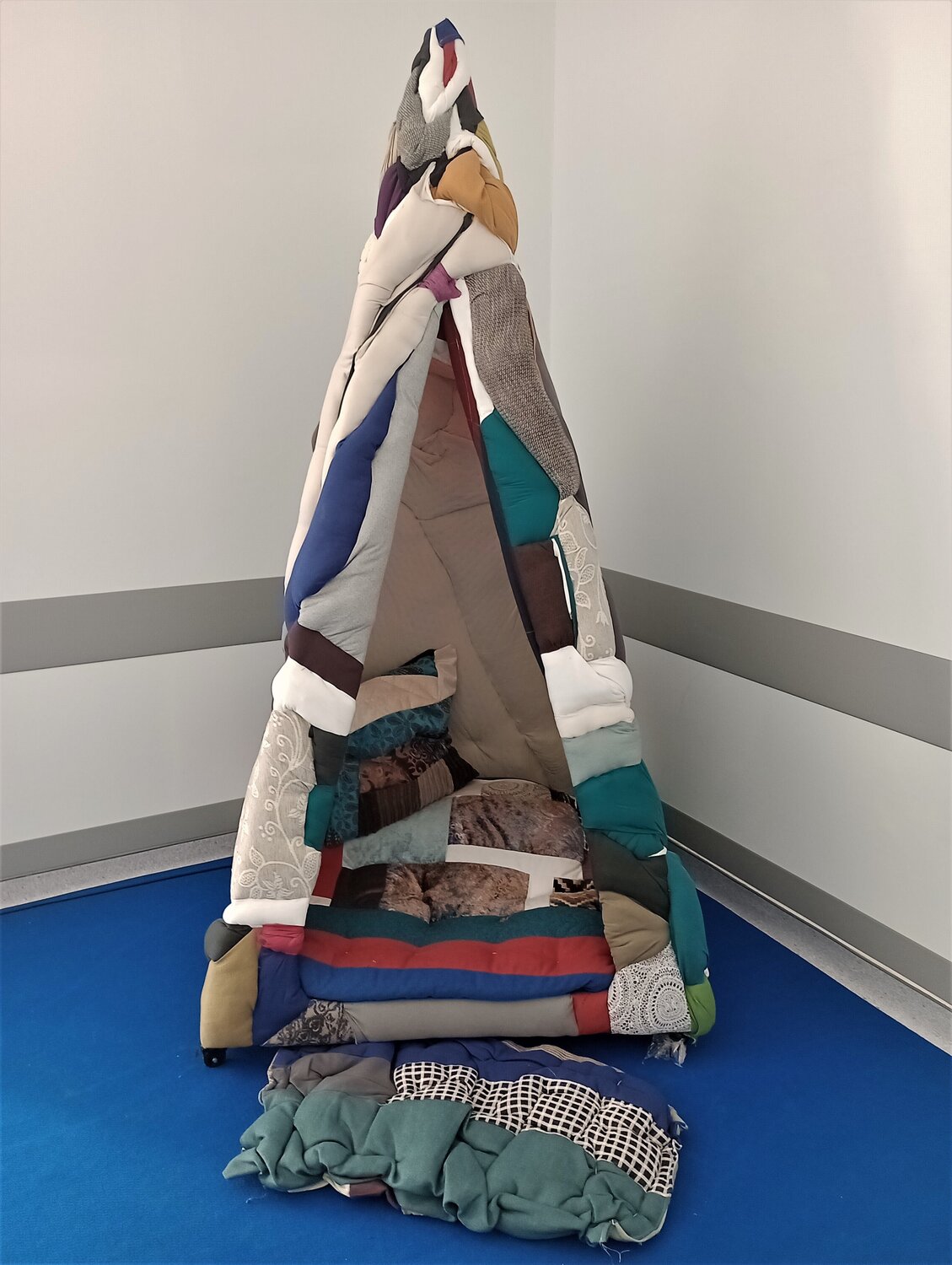 coco cocoon, pyramid by Vassilis Kavouridis (2021) : Textile Cotton on Wood - Singulart