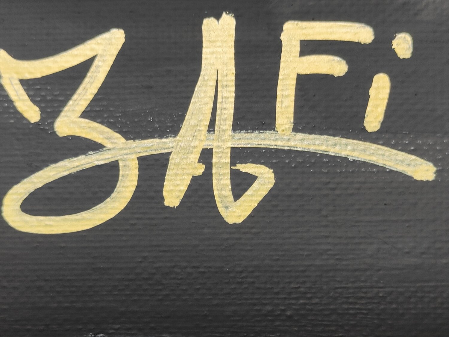 Assis sur son oeuvre by Zafi (2022) : Painting Oil on Canvas - Singulart