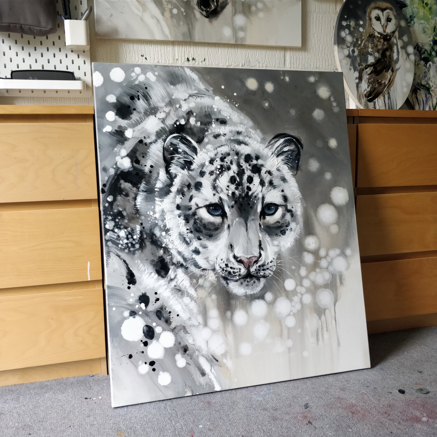 SNOW LEOPARD von Anna Cher (2022): Malerei Acryl auf Leinwand - SINGULART