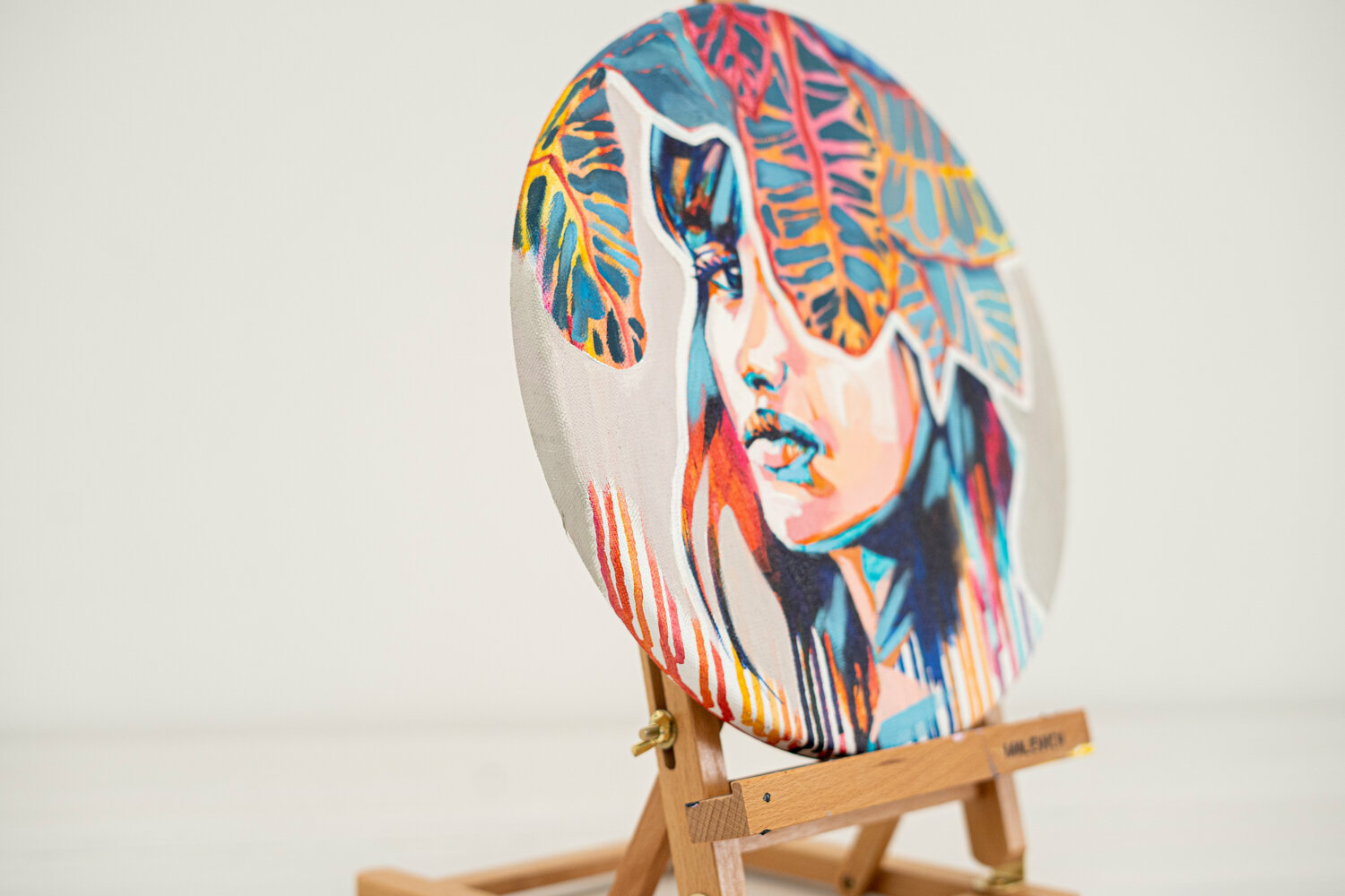 INIMITABLE WOMAN– Triptych wall art, small round canvas, female ...