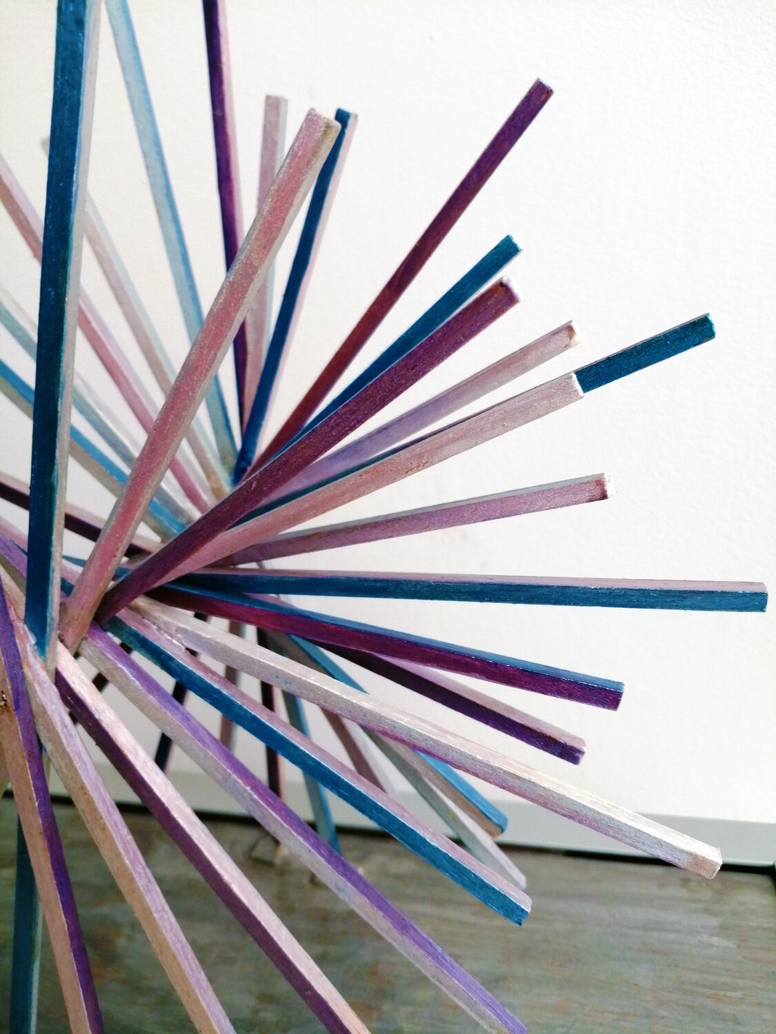 ARTIFICIO REMOLINO de GUIL (2022): Escultura Aluminio, Madera - Singulart