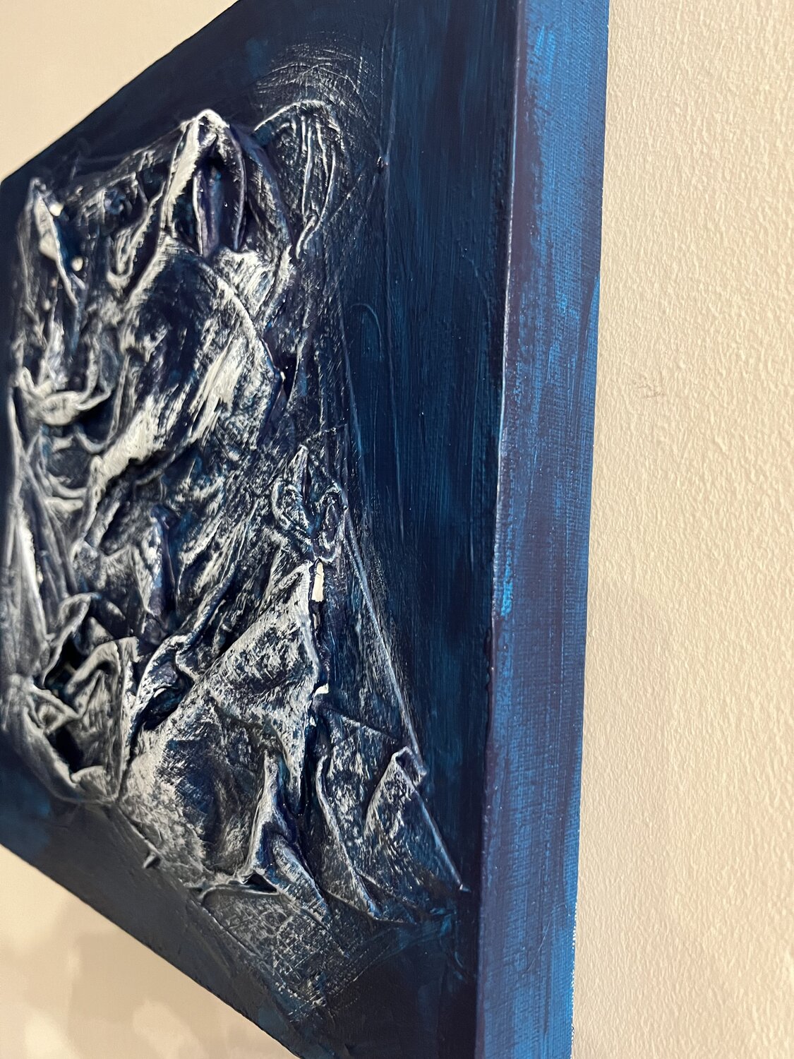 Under the Veil - Blu version von Elisa Bonotti (2023): Malerei Acryl ...