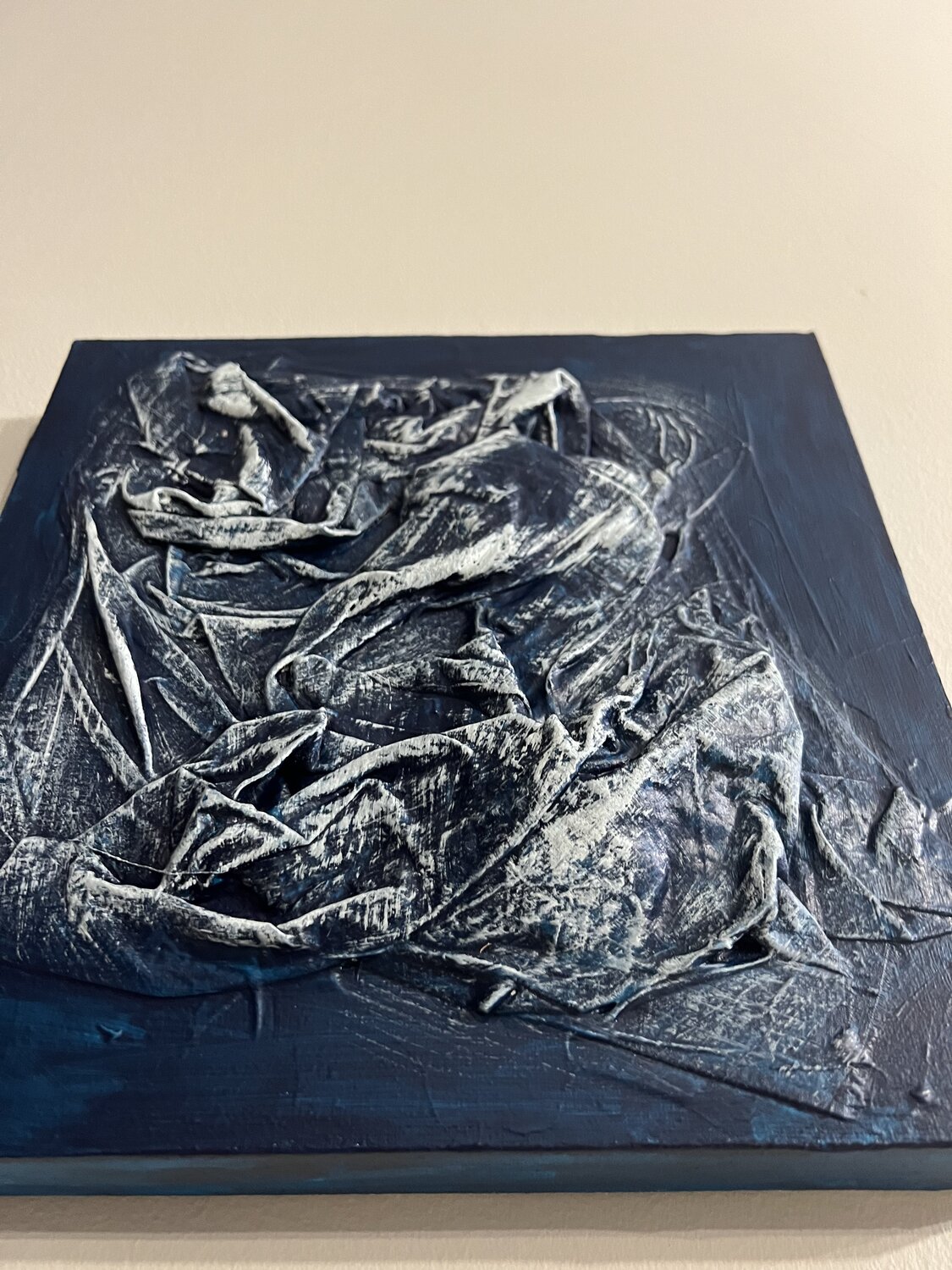 Under the Veil - Blu version von Elisa Bonotti (2023): Malerei Acryl ...