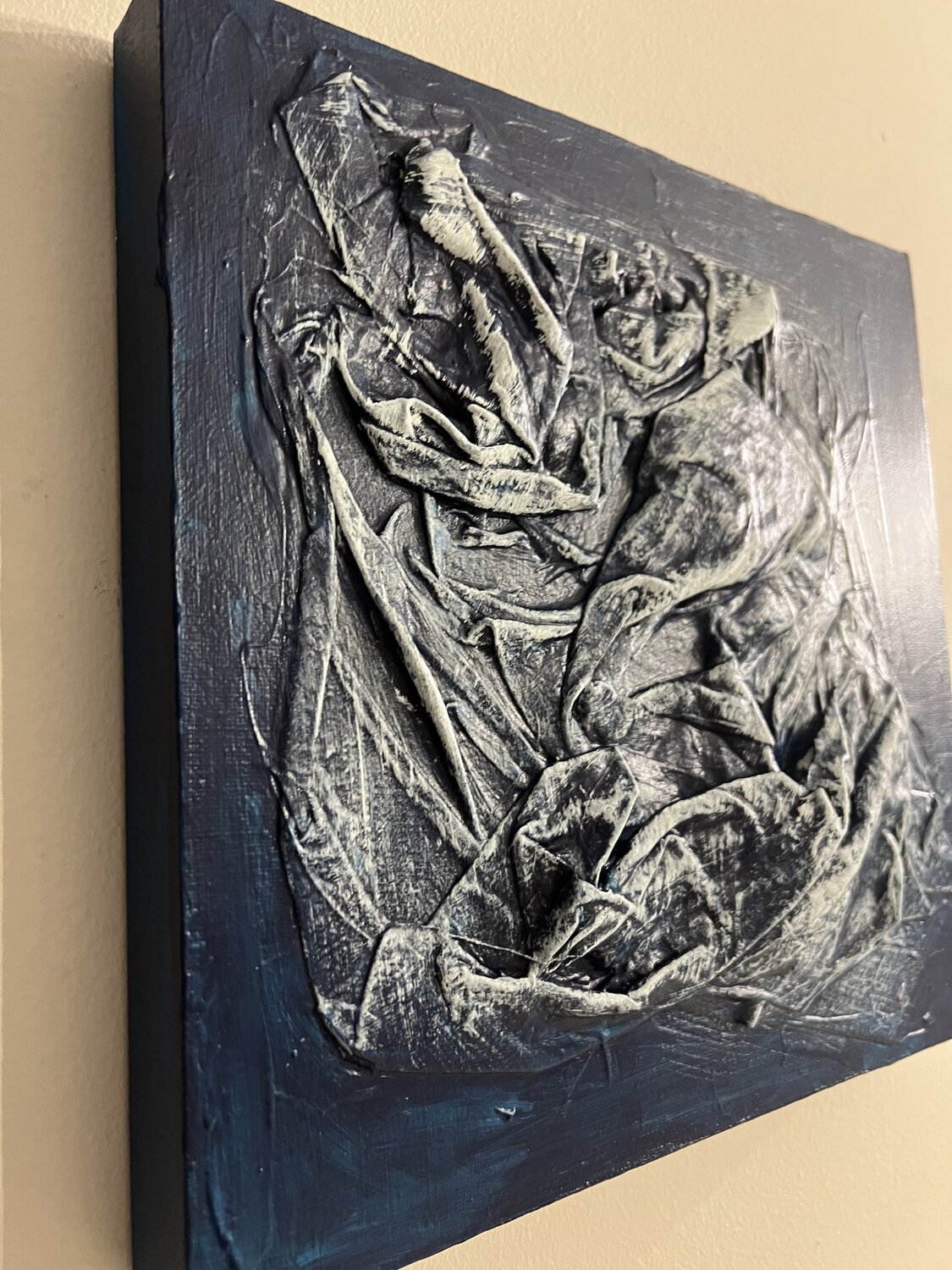 Under the Veil - Blu version von Elisa Bonotti (2023): Malerei Acryl ...