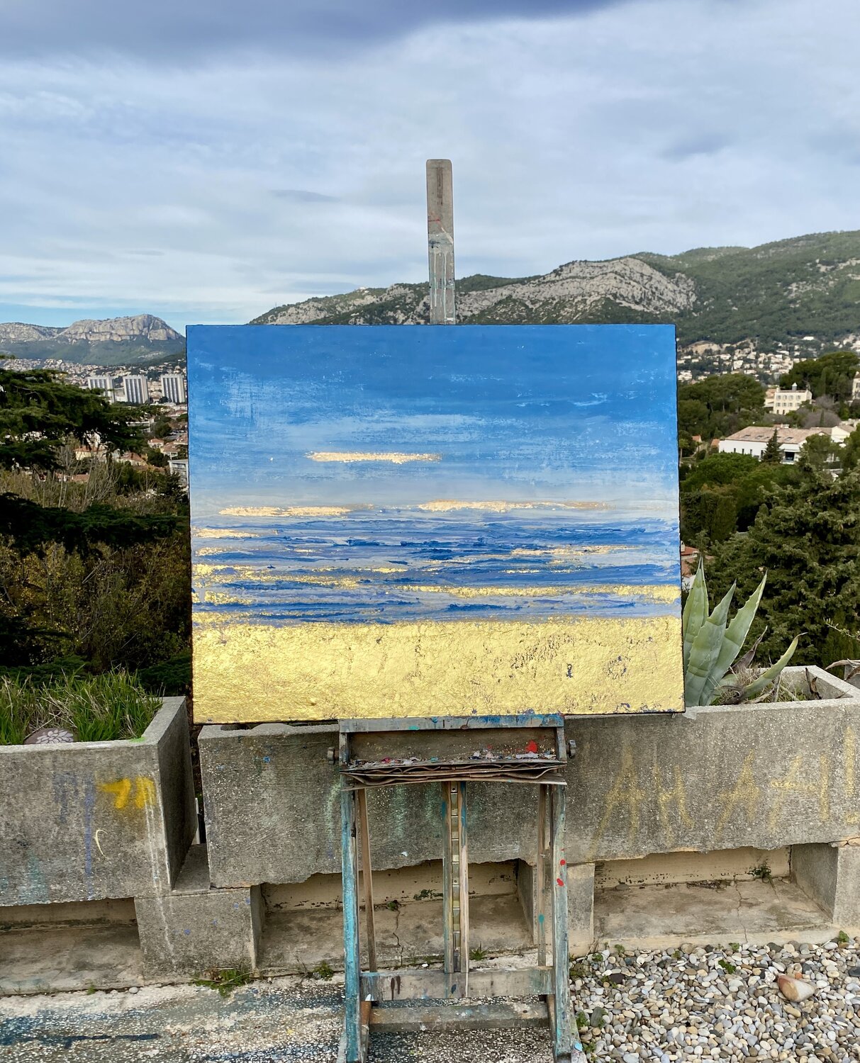 En tête à tête avec l’océan de Brigitte Dravet (2023) : Peinture Acrylique, Dorure sur Toile ...