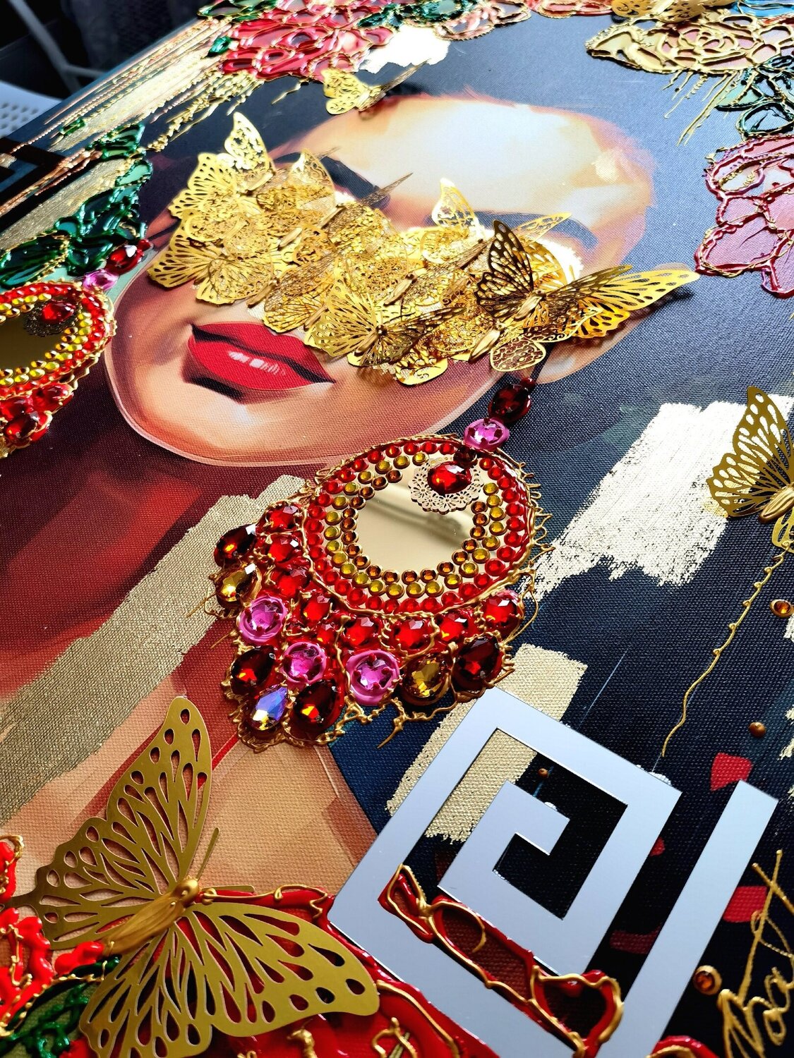 Frida - faceless portrait woman art with mirrors & crystals. Floral ...