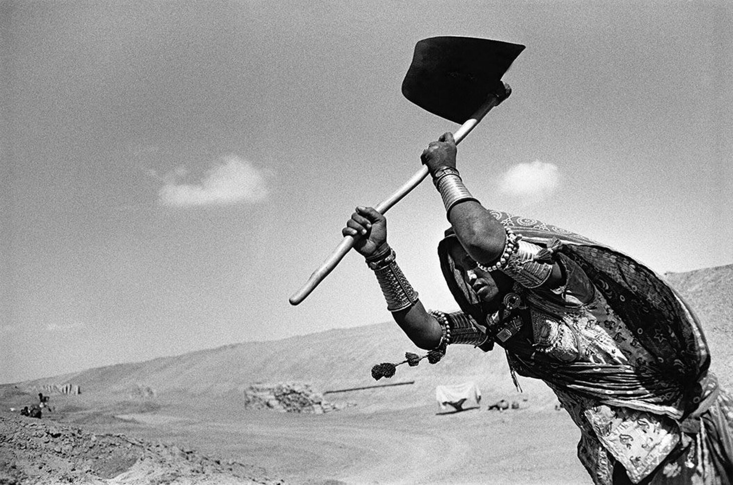 Rajasthan canal works, India, 1990 by Sebastião Salgado (N.D ...
