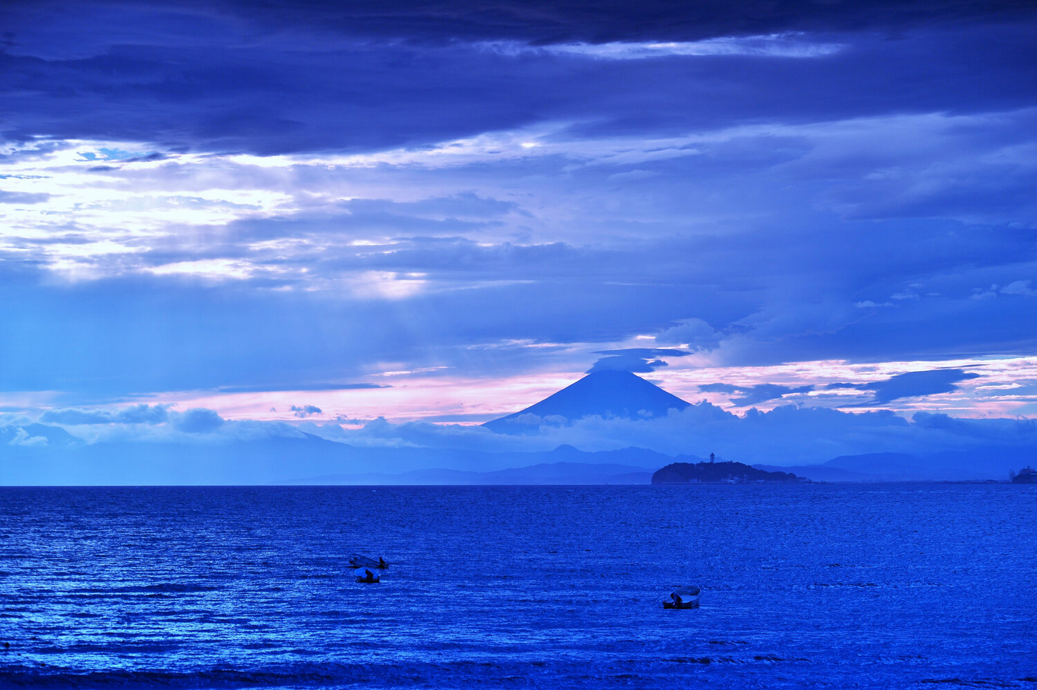 Fuji-san, der heilige Berg Japans in einem magischen Blau by Andreas ...