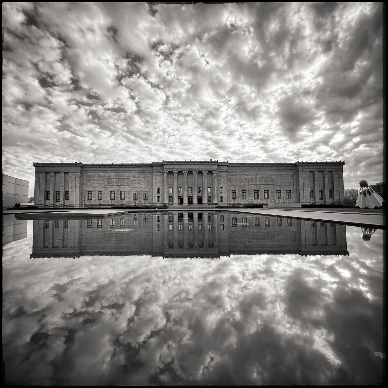 Cloud Reflections: The Nelson-Atkins Museum of Art (BW) de Shirley ...