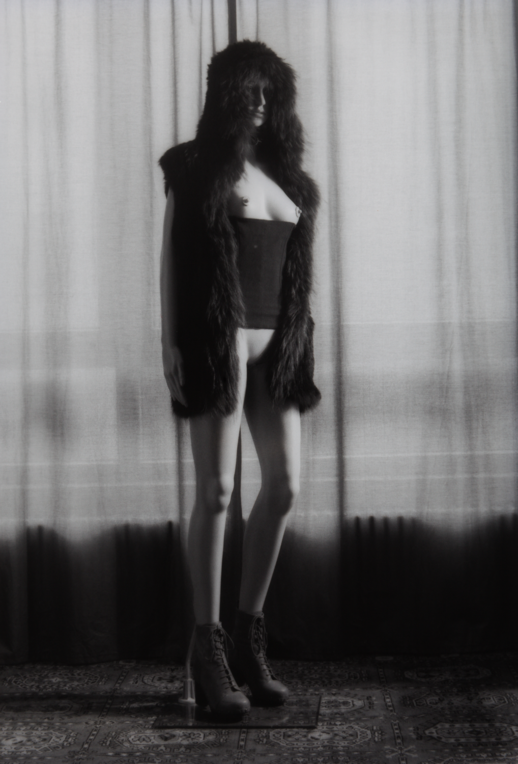 Mannequin Brat V de Johnny Welch (2024): Fotografía Análogo en Papel ...