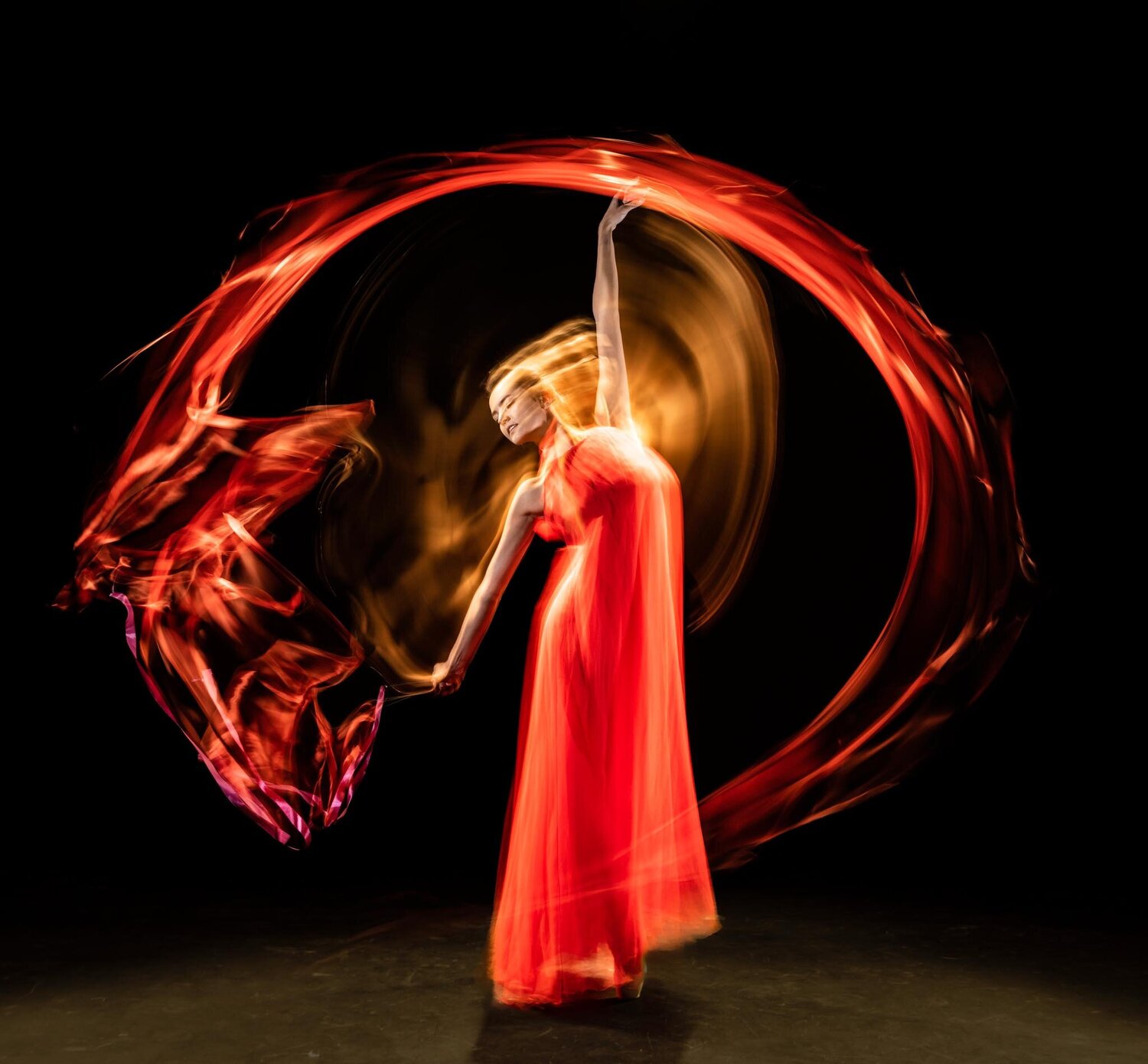 Lady in red de stuart lawson (2020): Fotografía Digital en Papel ...