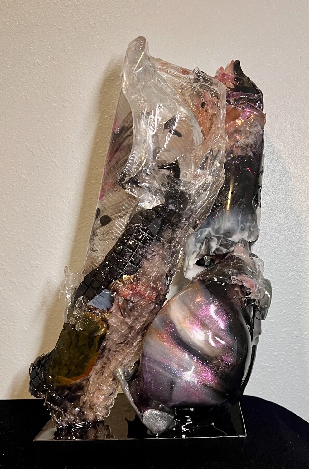 The Obsidian Orb von Leslie Lawson (2025): Skulptur Harz, Epoxidharz - Singulart