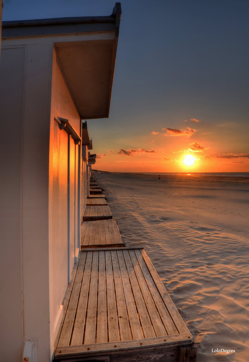 Coucher de soleil sur les chalets de Calais ( HAUT DE FRANCE CALAIS 62 ) de Laura Gressier (N.D ...