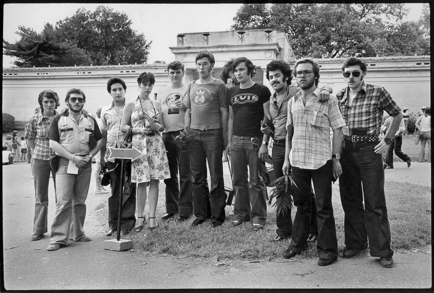 Mourners from France at Elvis' funeral door Daniel Barsotti (1977 ...