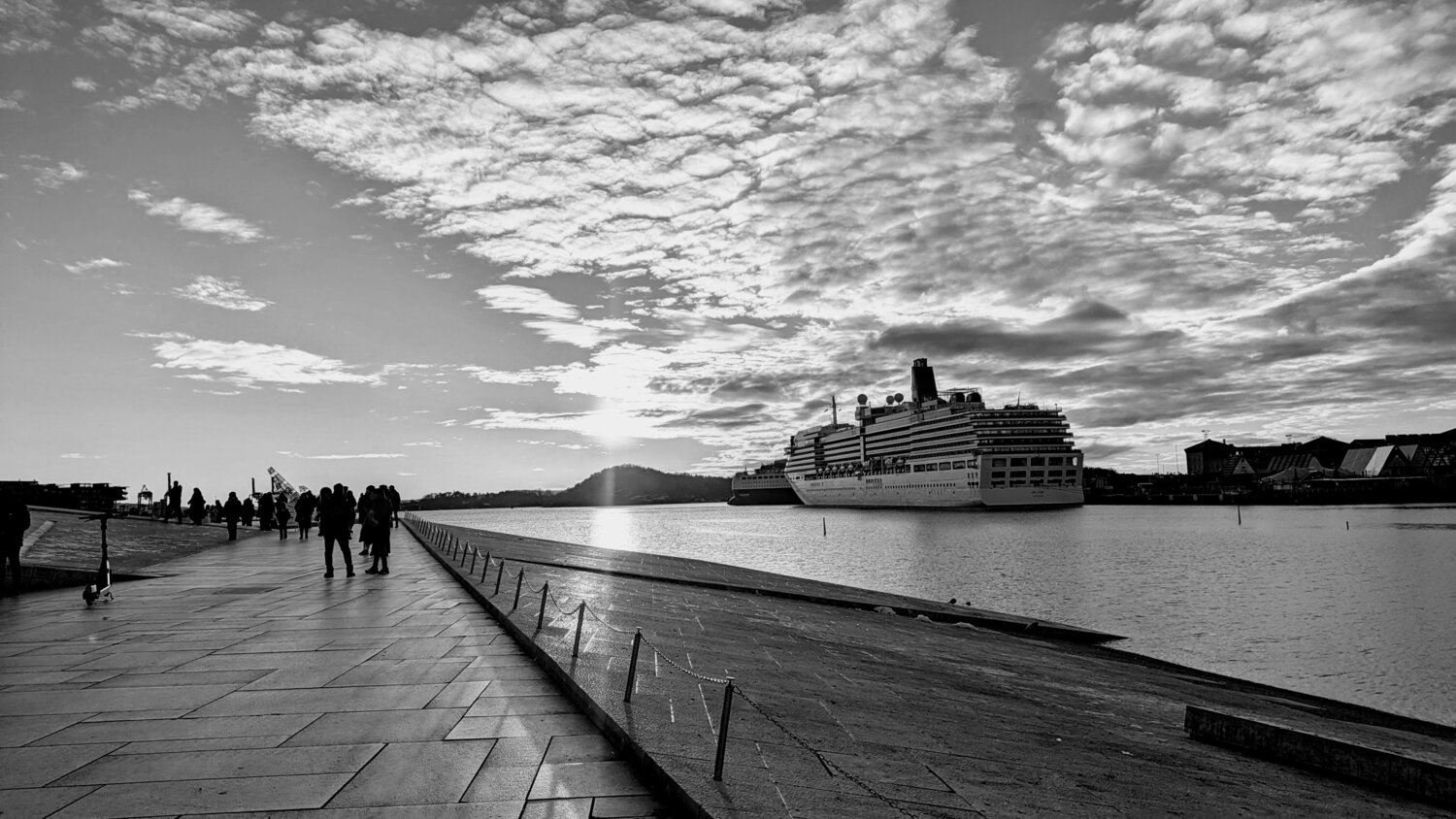 Stahl und Licht (Hafen Oslo) di Thomas Falkner (2024): Fotografia a ...