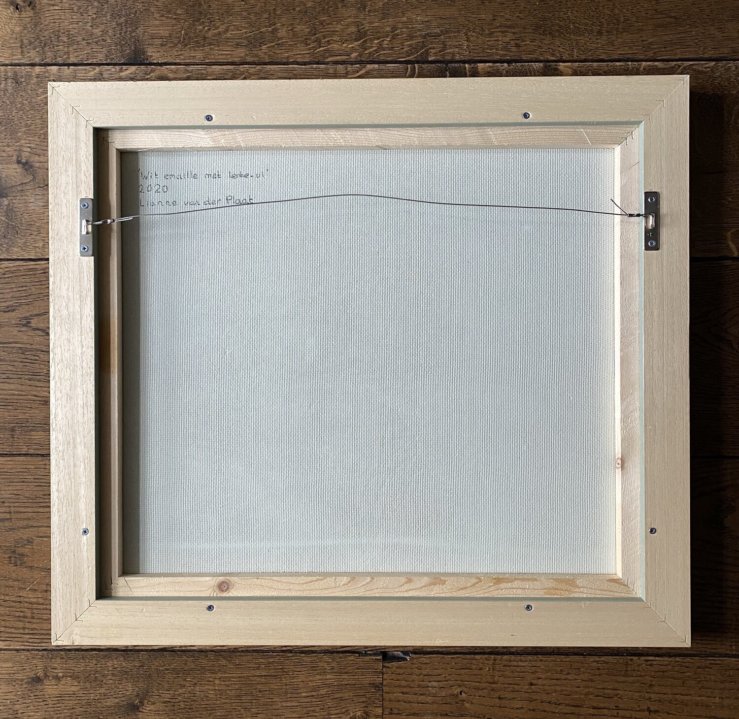 Wit emaille met lente-ui, White enamel with spring onions by Lianne van der Plaat (2020 ...