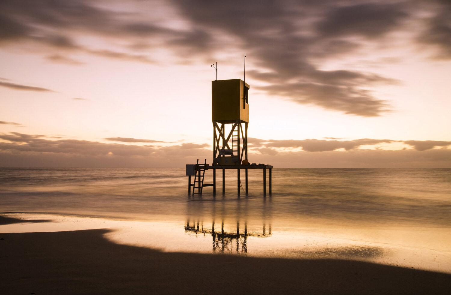 THE LIFEGUARD TOWER by Andrew Lever (2022) : Photography Digital on ...