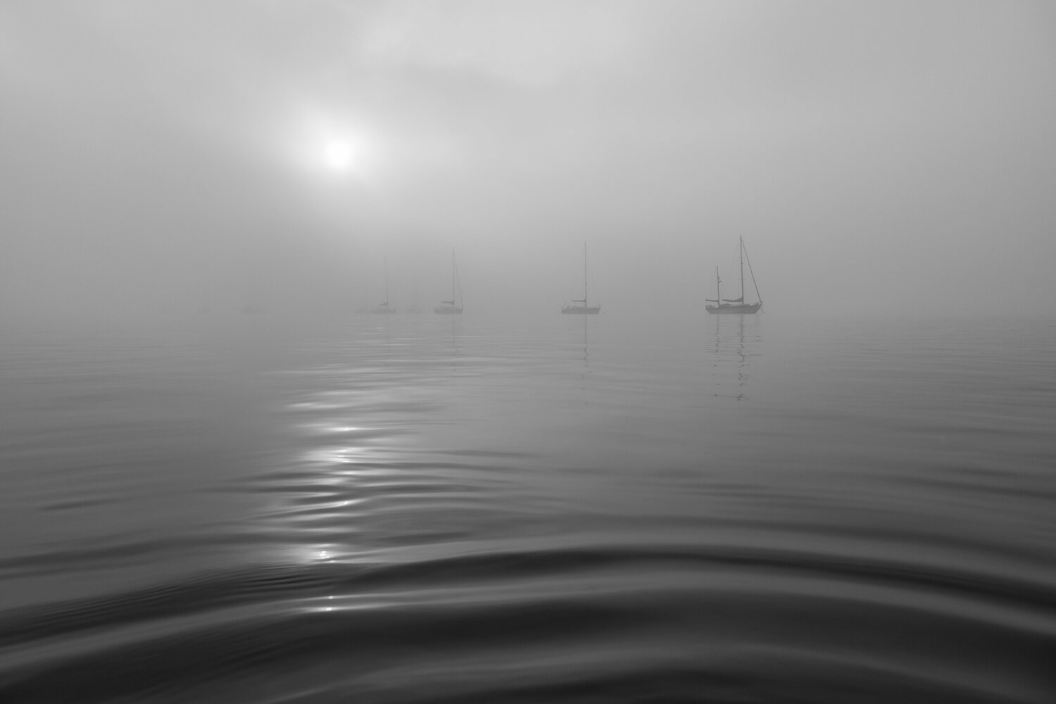 BOATS IN THE FOG von Andrew Lever (2024): Fotografie Digital auf Papier ...