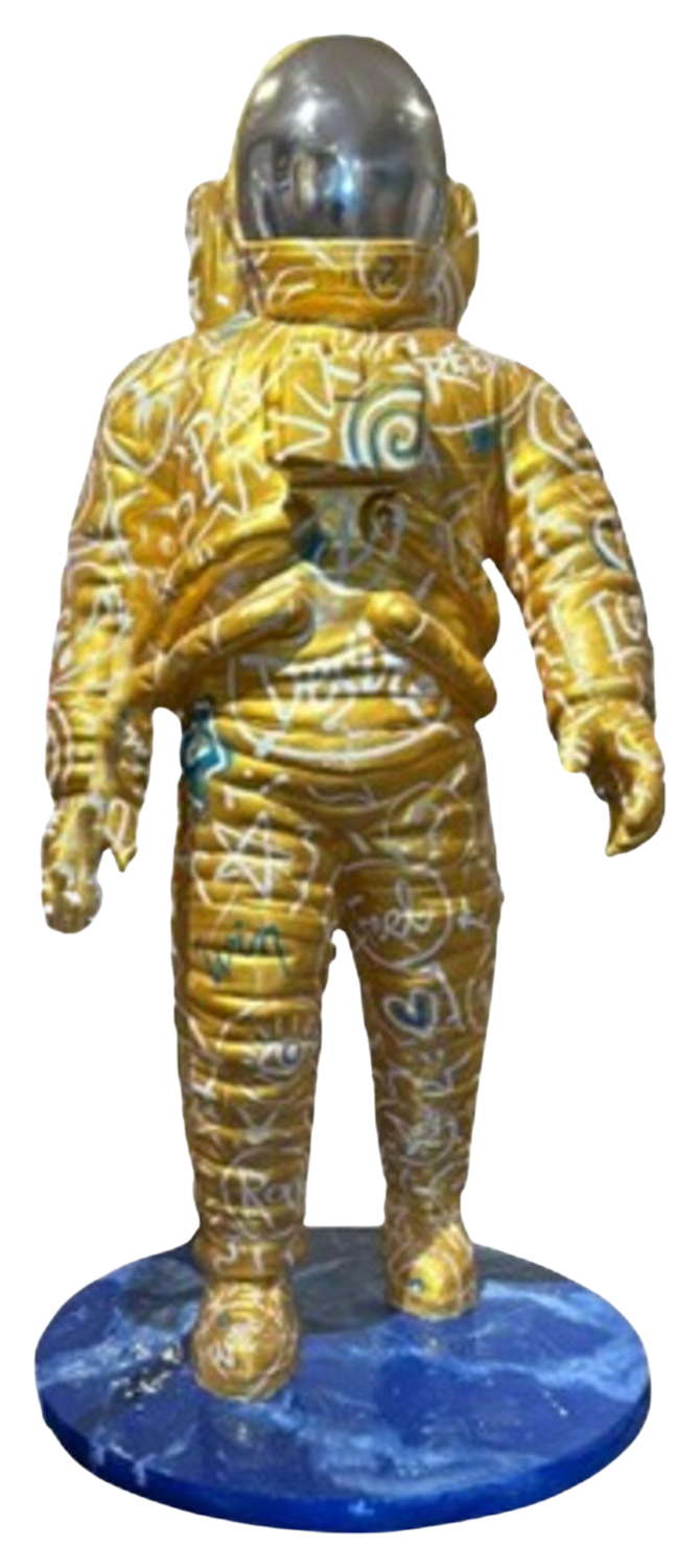 Astronaut in Gold Space Suit di Efi Mashiah (2023): Scultura a Acrilico ...